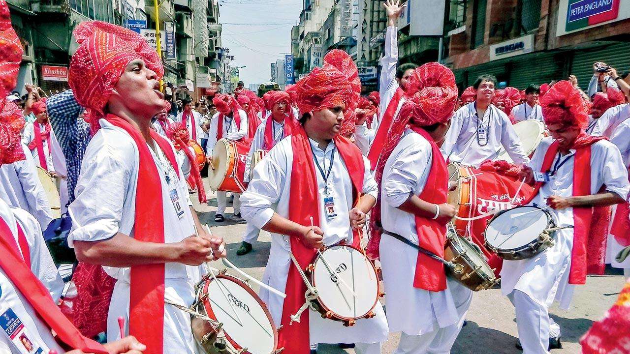 Dhol Pathak And Banjo Asking For Permission For Playing Instruments In ...