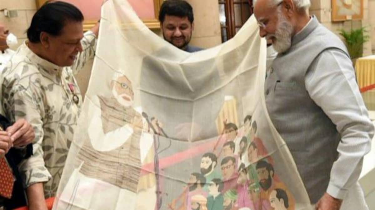 Weaver Gifted Special Sari To Pm Narendra Modi At Padma Awards