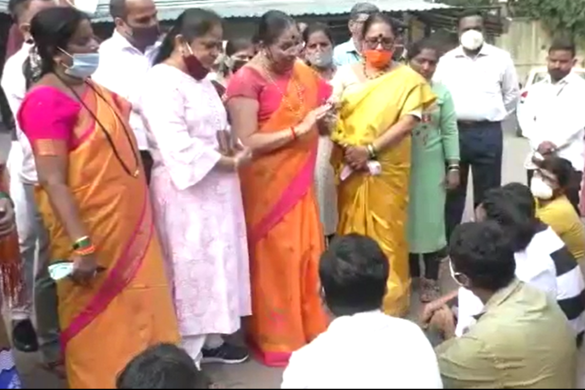 Shivsena Leader Rajul Patel Talks Arrogantly With Parents Who Lost ...