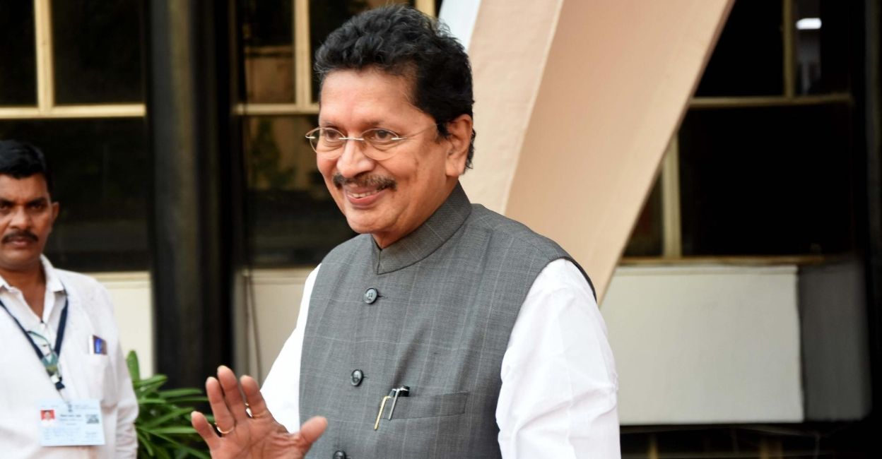 Deepak Kesarkar First Time Attacks On Uddhav Thackeray