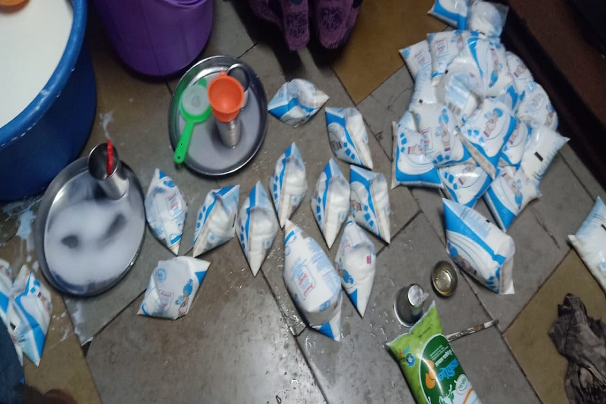 Raid On Sale Of Adulterated Milk 1010 Liters Of Milk Seized Six Arrested
