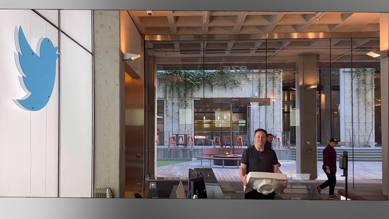 Elon Musk Arrived At The Twitter Office With A Wash Basin