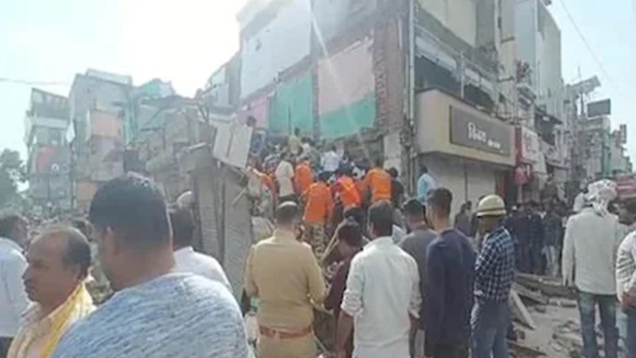 5 Killed In Building Collapse In Amravati Rs 5 Lakh Help To Families