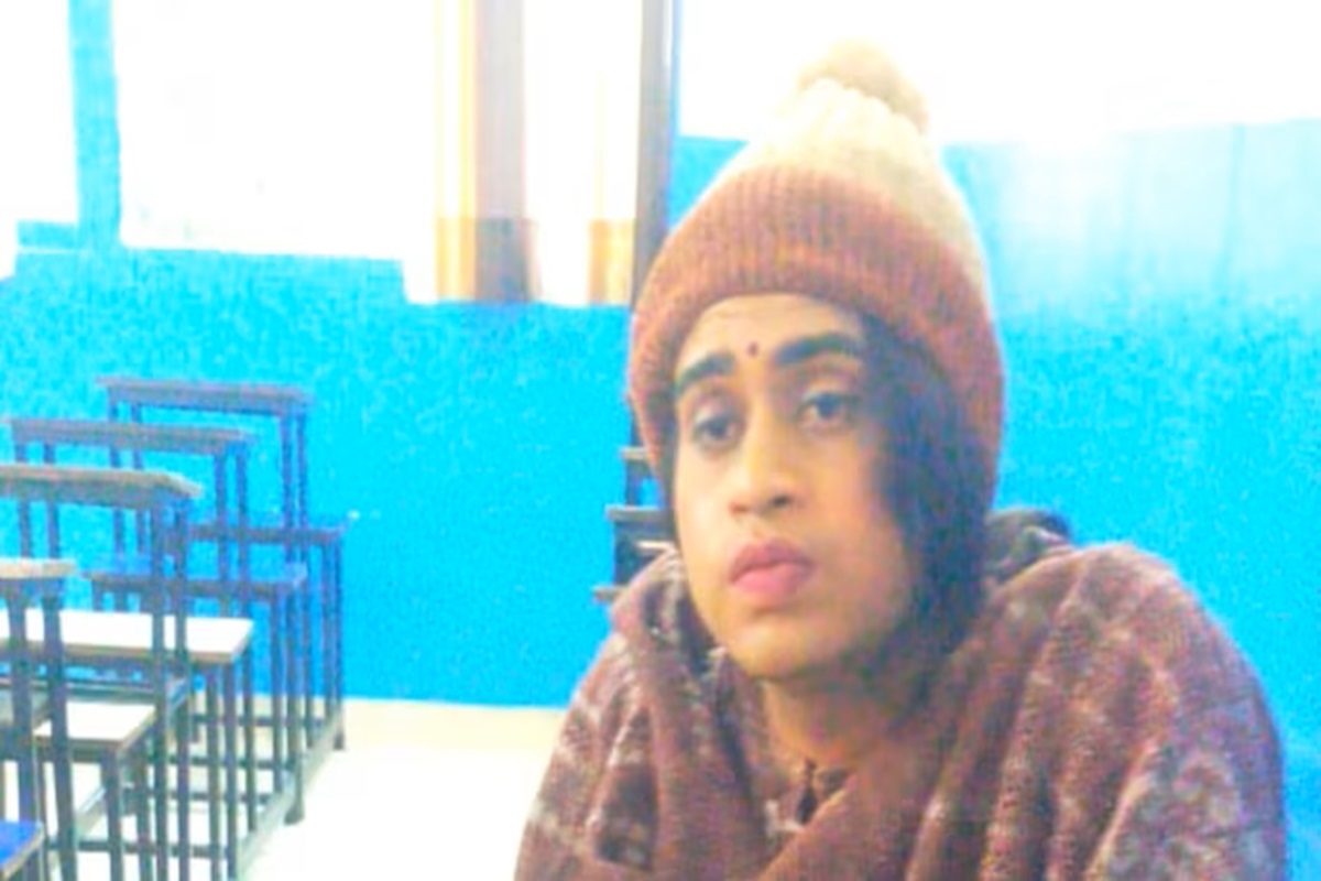 Bindi Lipstick And Handcuffs Punjab Man Arrested For Impersonating Girl ...