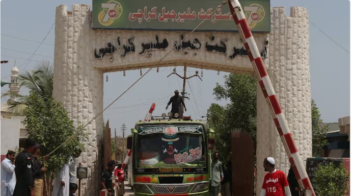 As Earthquake Rocks Pakistan 200 Prisoners Break Out Of Jail During ...